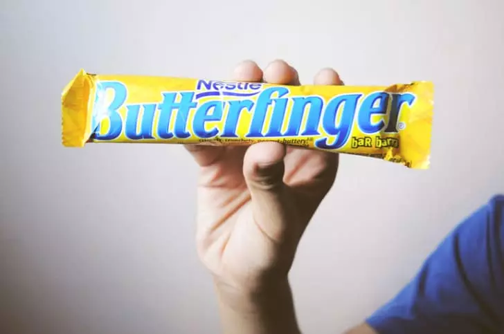 Ẹnikan dani soke a butterfinger bar.