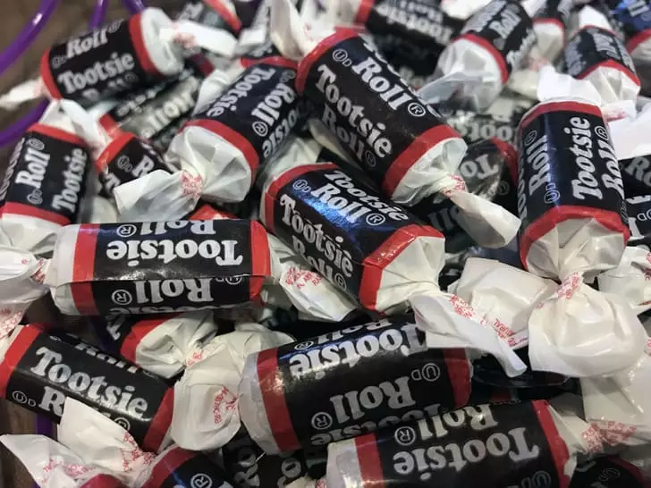 Cận cảnh một loạt Tootsie Rolls.