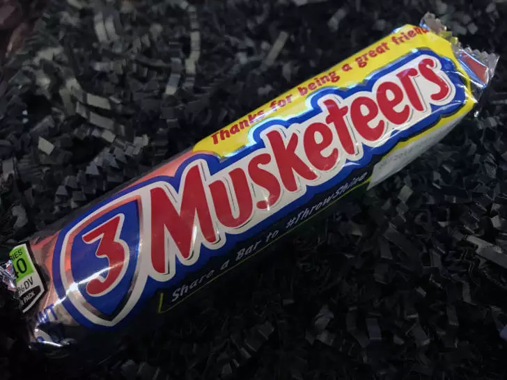 Ọpa Musketeers 3 kan lori abẹlẹ dudu.