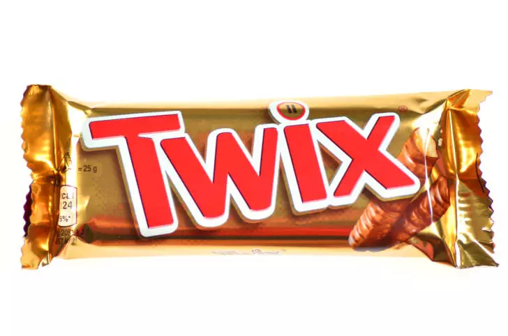 Egy Twix sáv fehér alapon.