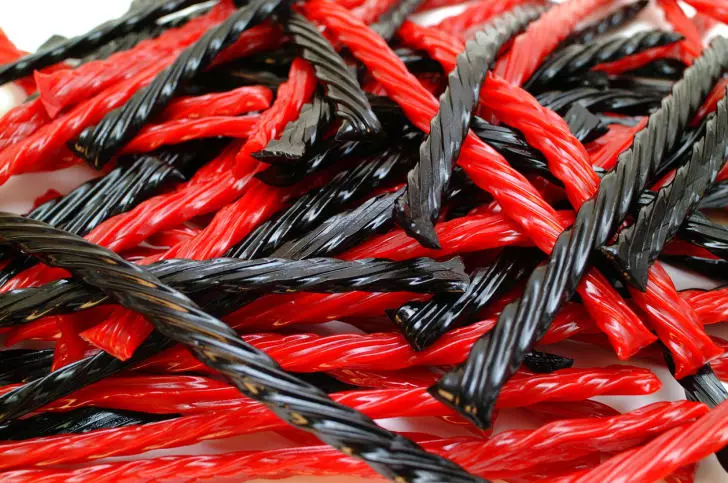 كومة من Twizzlers الأسود والأحمر.