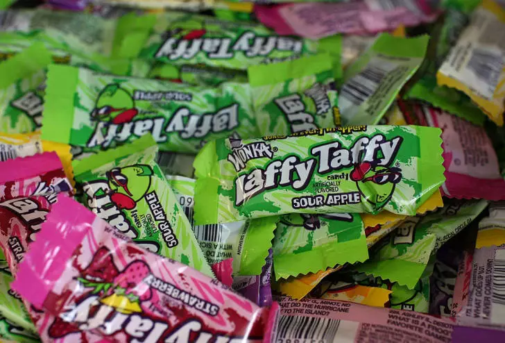 Okiti ti laffy taffy candies.