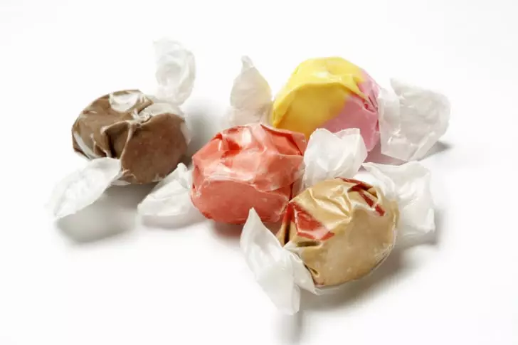 Awọn ege diẹ ti omi iyọ taffy.