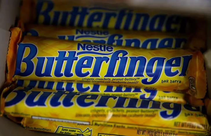 Criw o fariau candy Butterfinger mewn bocs.