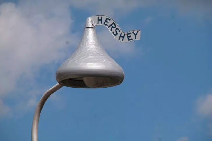 Imọlẹ opopona ti o dabi Hershey Fẹnukonu ni Hershey, Pennsylvania.