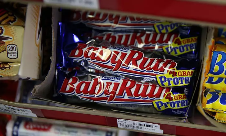 Пачка батончиків Baby Ruth в коробці.