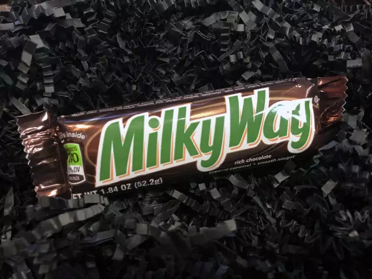 Ọpa Milky Way lori abẹlẹ dudu.