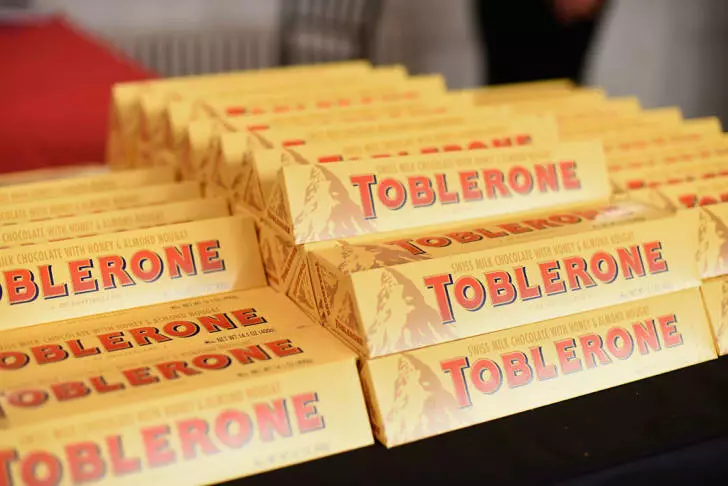 Kestoj da Toblerone-ĉokoladoj stakigitaj unu sur la alia.