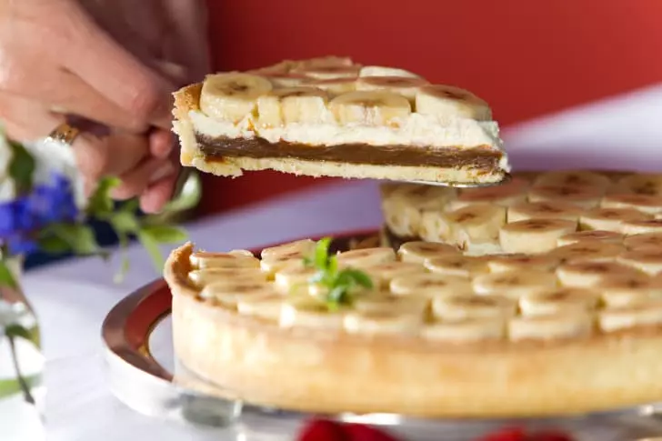 Üstünə banan qoyulmuş tort dilimi.