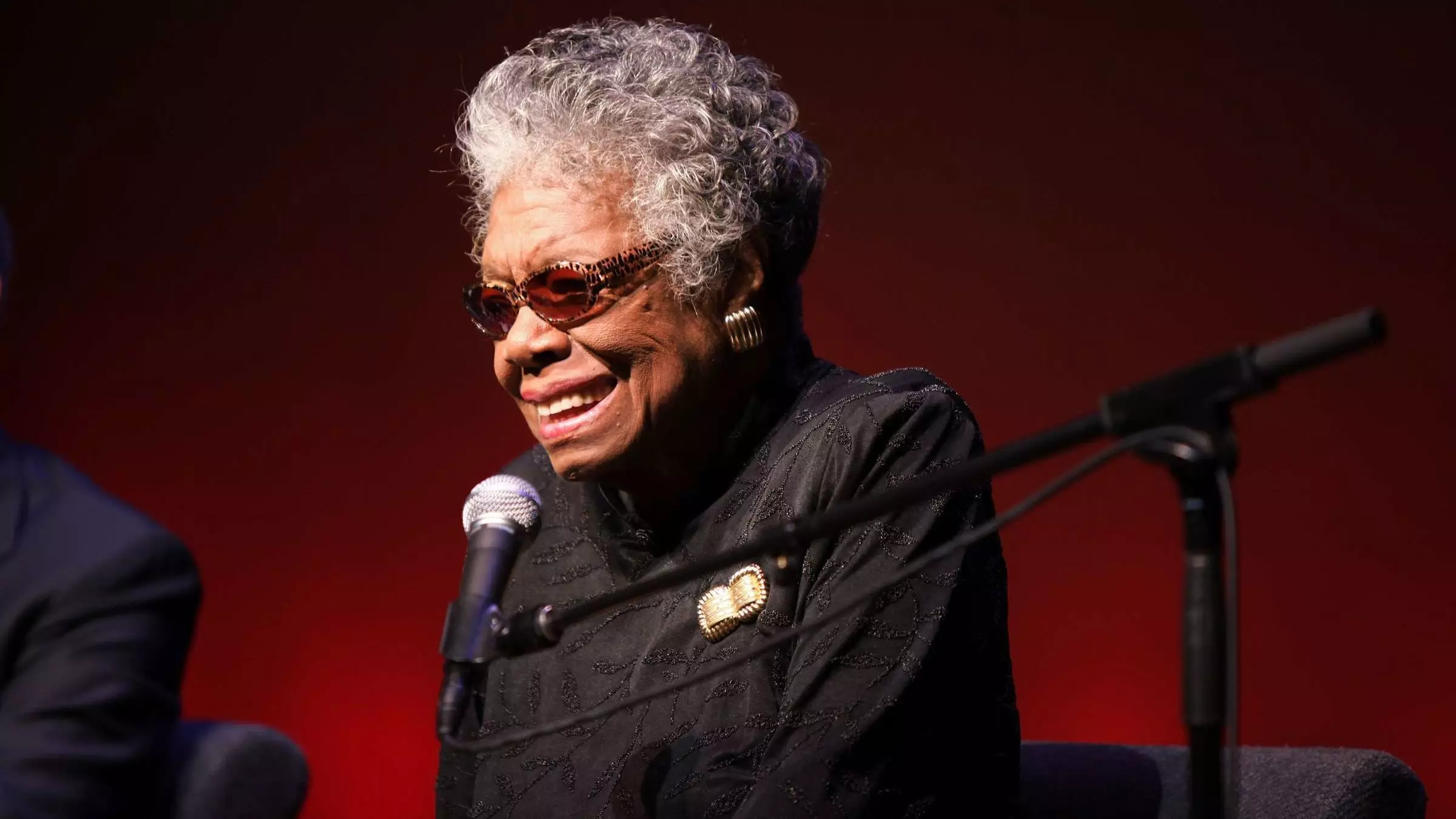 Maya Angelou é a primeira muller negra nun barrio dos Estados Unidos