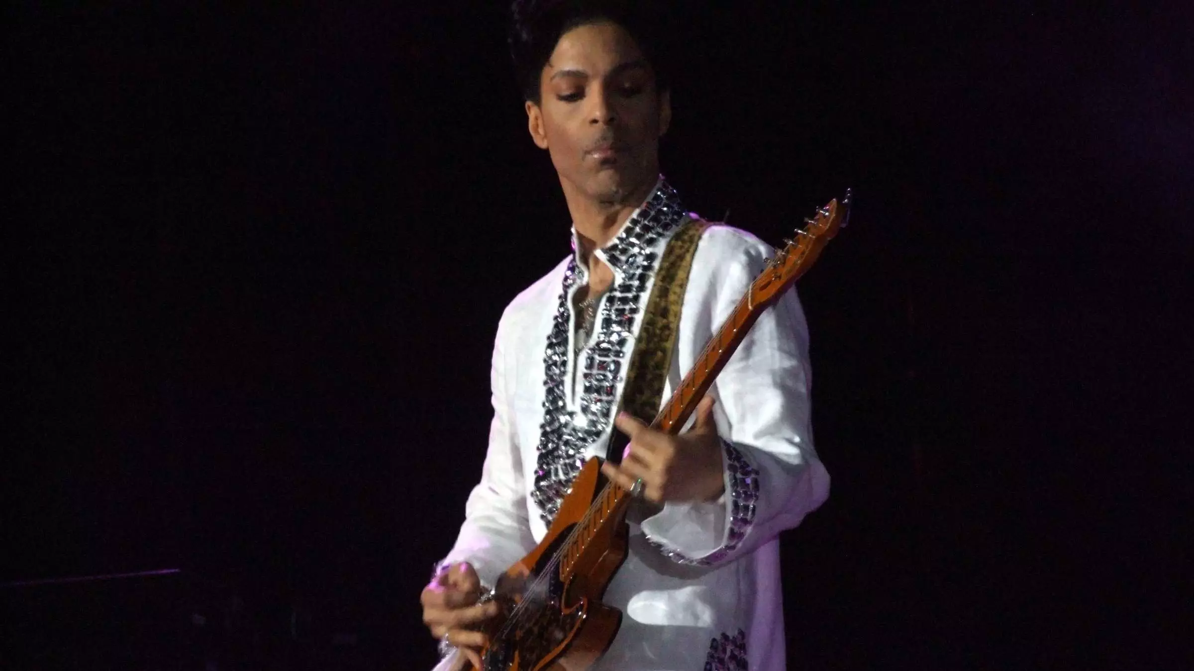 O lo'o fa'aalia le aoina o seevae a Prince i Paisley Park