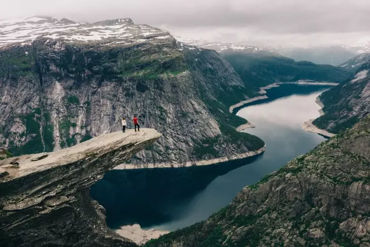 to mennesker kigger ind i en kløft