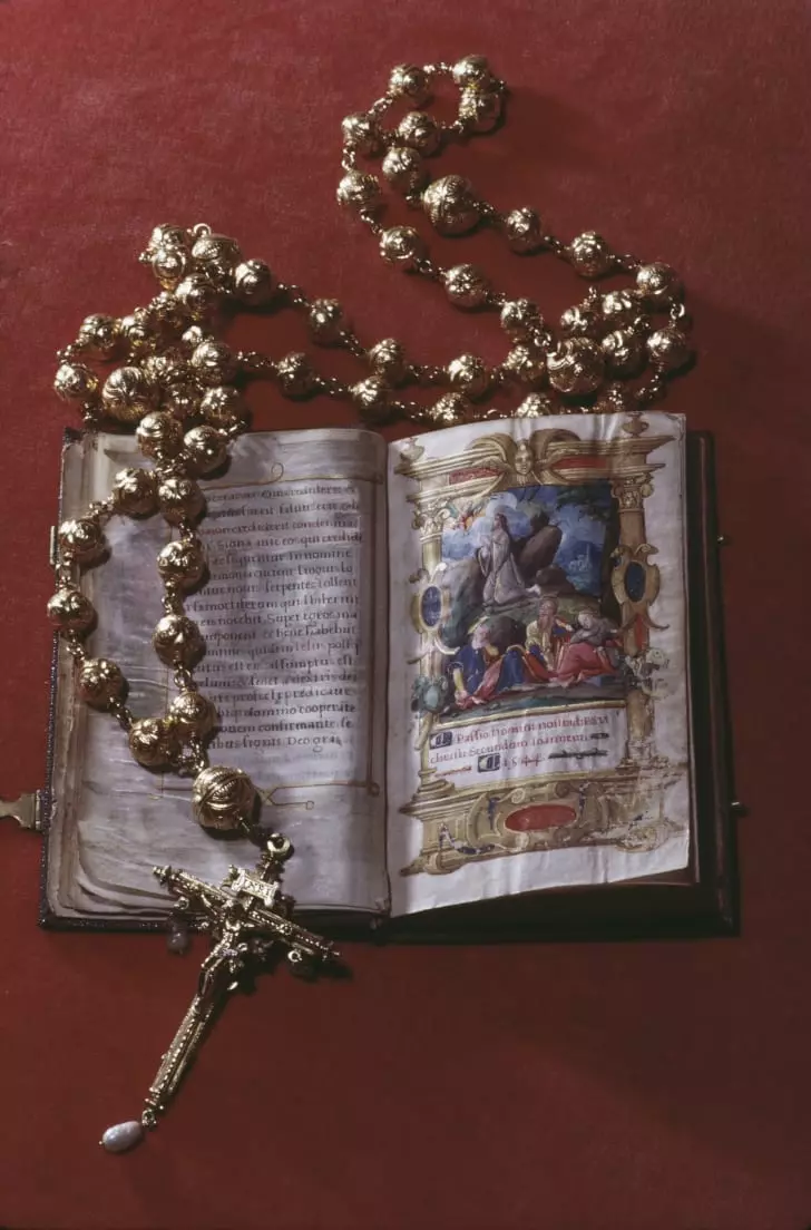 Rosary of Mary, Sarauniyar Scots An Sace A Lokacin Arundel Castle Heist 2691_1