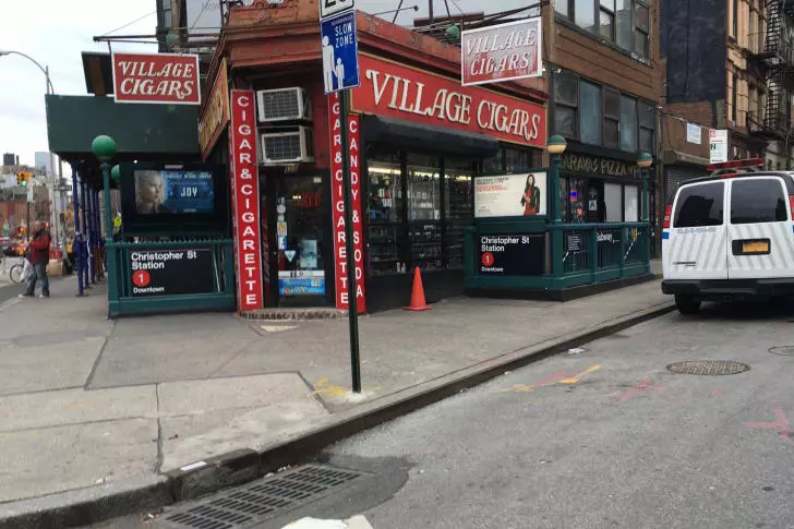 A ga-ererịrị Hess Triangle dị na West Village New York 2710_1