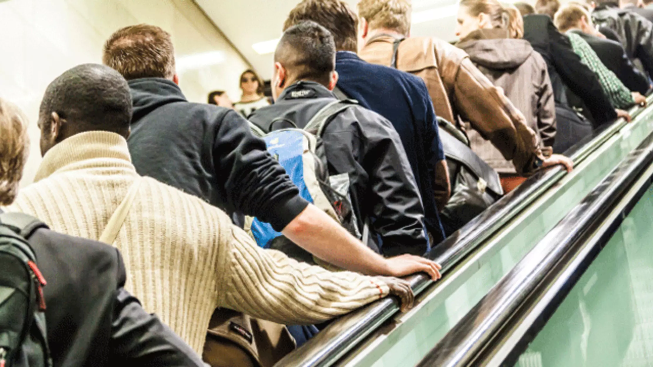 Kini idi ti iduro duro lori awọn escalators ti o kunju jẹ Nitootọ Didara diẹ sii