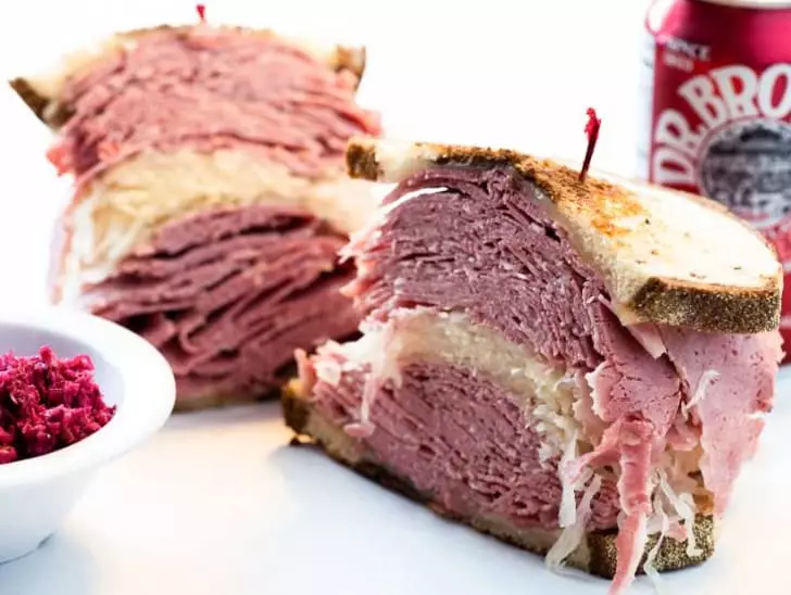 11 នៃ Reuben Sandwiches ឆ្ងាញ់បំផុតនៅសហរដ្ឋអាមេរិក 28588_2