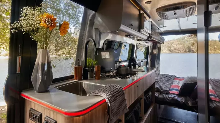 Gane una camioneta Airstream de $226,000 mientras apoya los programas escolares 306_1