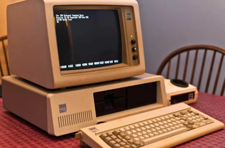 Una vieja computadora personal IBM