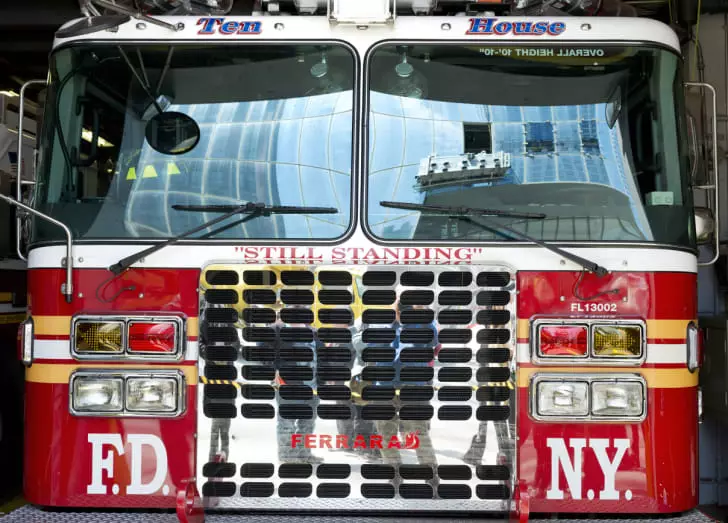 FDNY फायर ट्रकच्या समोरचे चित्र