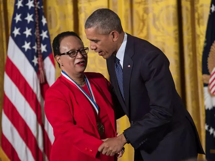 Foto da doutora Shirley Jackson e do presidente Barack Obama