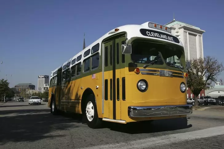 Imaxe dunha réplica do autobús de Rosa Parks