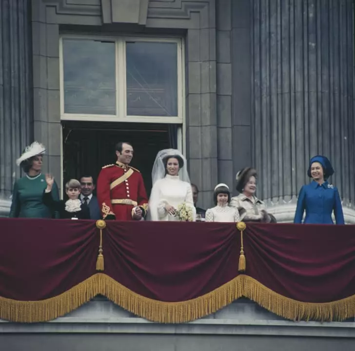 Anne, kuninkaallinen prinsessa ja Mark Phillips poseeraavat Buckinghamin palatsin parvekkeella Lontoossa, Iso-Britanniassa häiden jälkeen marraskuussa 1973.