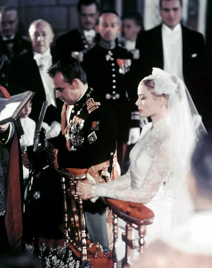 Nữ diễn viên Hoa Kỳ Grace Kelly và Hoàng tử Rainier của Monaco trong lễ cưới của họ ở Monaco.