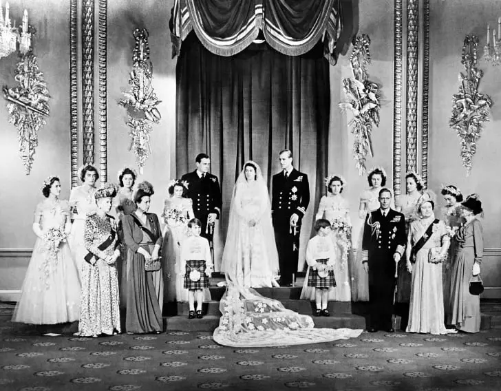 Britainia Handiko Errege familiako kideak eta gonbidatuak Elizabeth printzesaren (etorkizuneko Isabel II erregina) eta Philip, Edinburgoko dukearen inguruan posatzen dute.