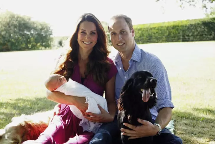 Catherine, Cambridgeko dukesa eta Guillermo printzea, Cambridgeko dukea argazki batean jartzen dute euren semea, Cambridgeko Prince George, eta Lupo bikotearen cocker spanielarekin.