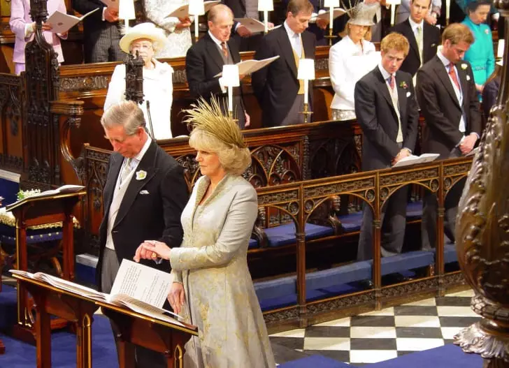 Prinssi Charles ja Cornwallin herttuatar, entinen Camilla Parker Bowles seisovat rukous- ja vihkiytymispalveluksen aikana Windsorin linnassa vuonna 2005.