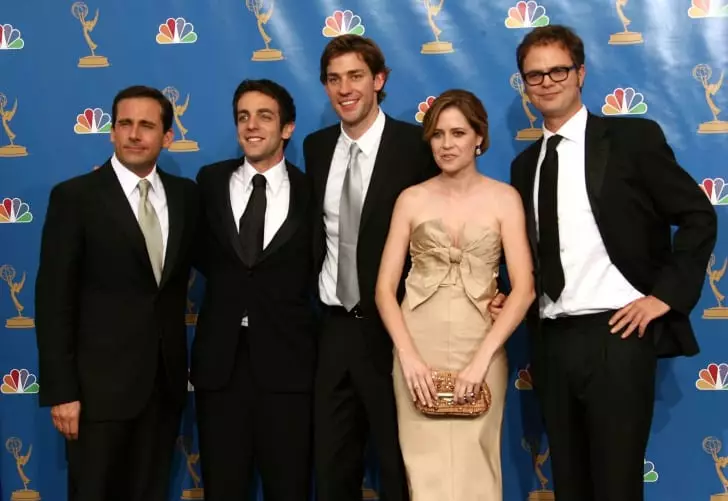 Aktör Steve Carell, aktör B.J. Novak, aktör John Krasinski, Jenna Fischer, aktör Rainn Wilson kazandıktan sonra basın odasında poz veriyor