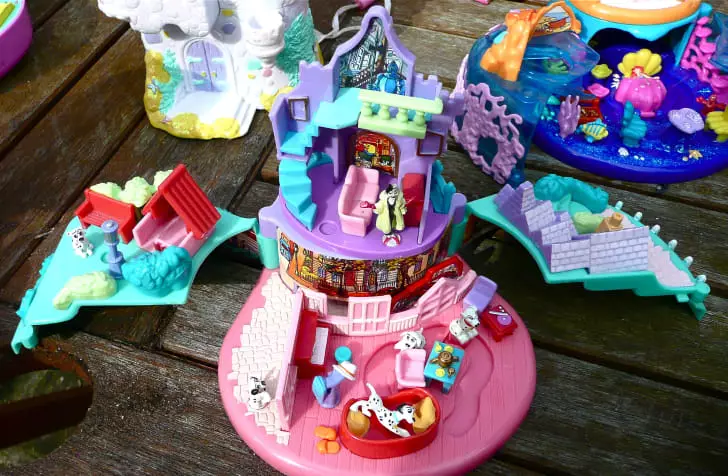 Öffnen Sie Polly Pocket-Sets auf einem Tisch