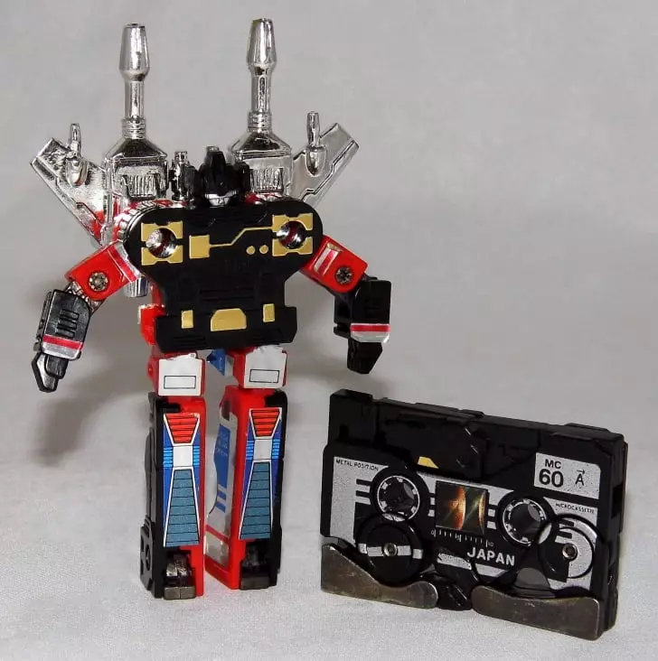 Eine Transformers-Actionfigur und -Kassette