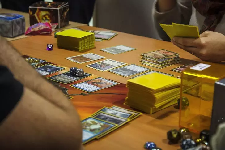 Spieler an einem Tisch, der Magic: The Gathering spielt