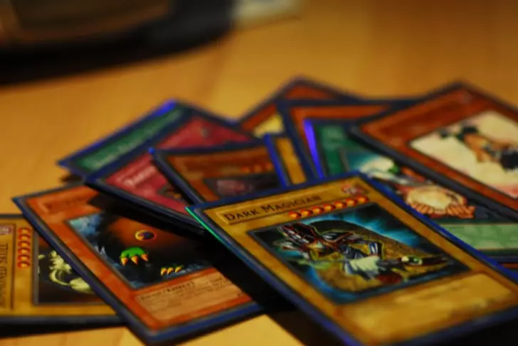 Ystyr geiriau: Yu-Gi-O! cardiau ar fwrdd