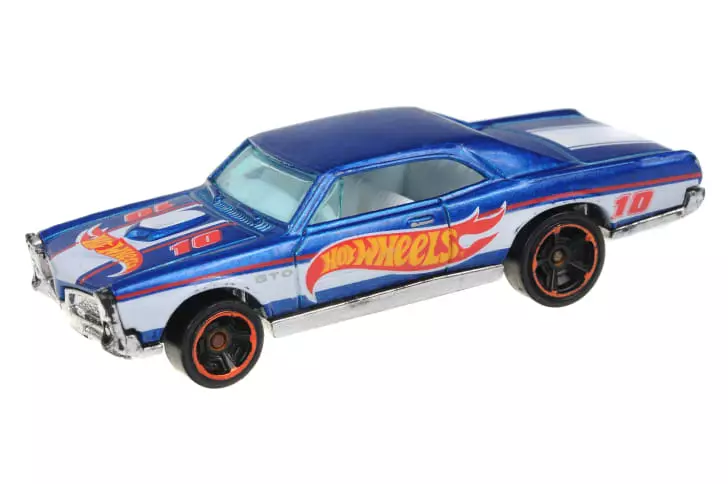 Ein Hot Wheels 67 Pontiac GTO Spielzeugauto