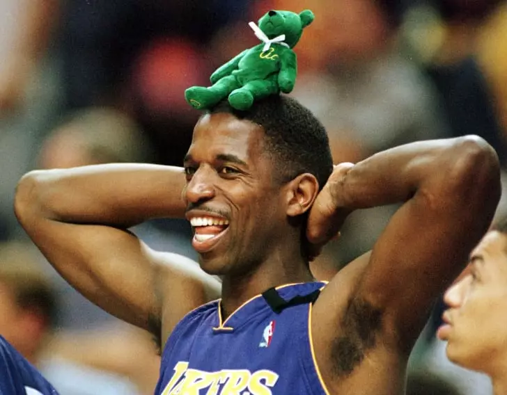 A.C. Green, Spieler der Los Angeles Lakers, steht während eines Spiels im Jahr 2000 mit einem grünen Beanie Baby-Bären auf dem Kopf.