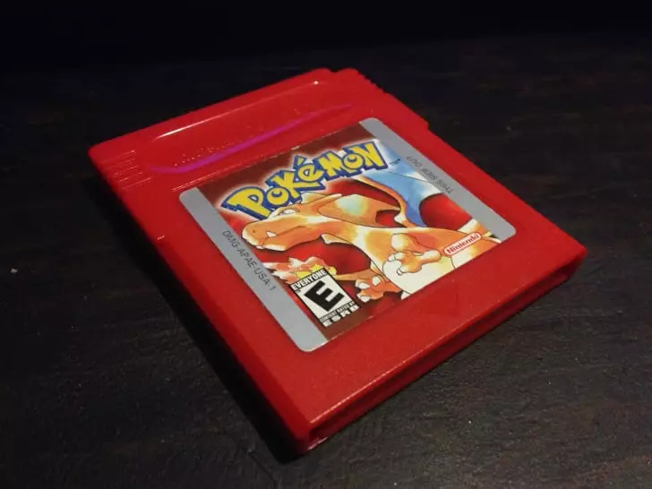 Eine rote Pokémon-Spielkassette