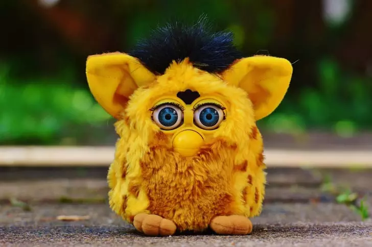 Ein gelber Furby