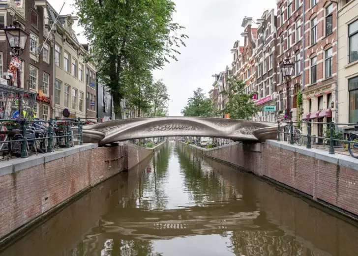 Ing Amsterdam, Sampeyan Saiki Bisa Mlaku-mlaku Nyabrang Jembatan Cetak 3D 6168_1