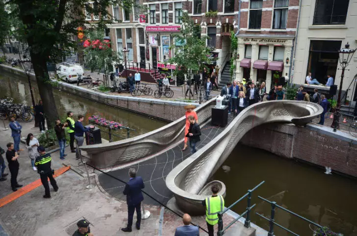 Ing Amsterdam, Sampeyan Saiki Bisa Mlaku-mlaku Nyabrang Jembatan Cetak 3D 6168_2