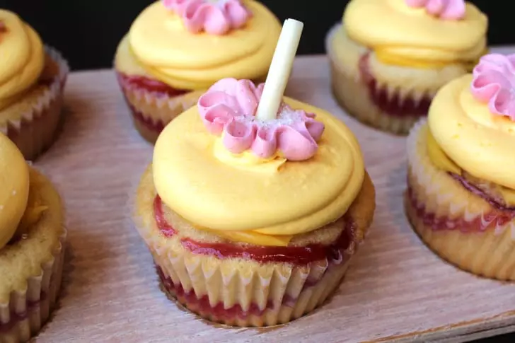 Mango Passionfruit Swirlz Cupcake ဆိုင်