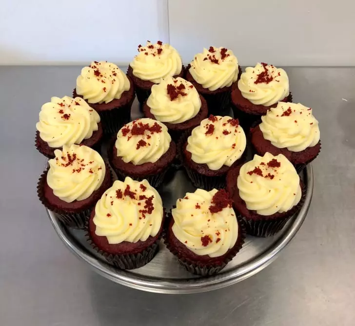 Mga gagmay nga cake nga Red Velvet Cupcake