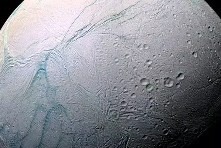Dnes NASA odebrala vzorky z cizího oceánu na Měsíci Saturnu