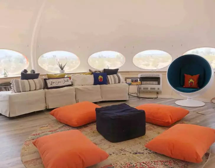 Airbnb në Parkun Kombëtar Joshua Tree duket si një UFO 8524_1