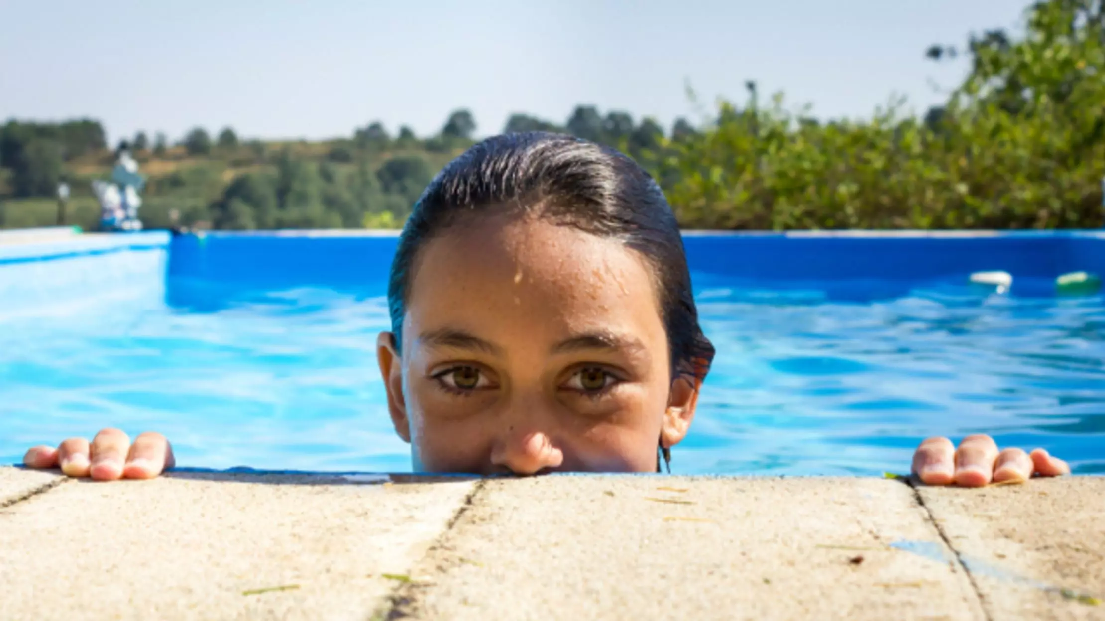 Perché le piscine ti fanno arrossire gli occhi?