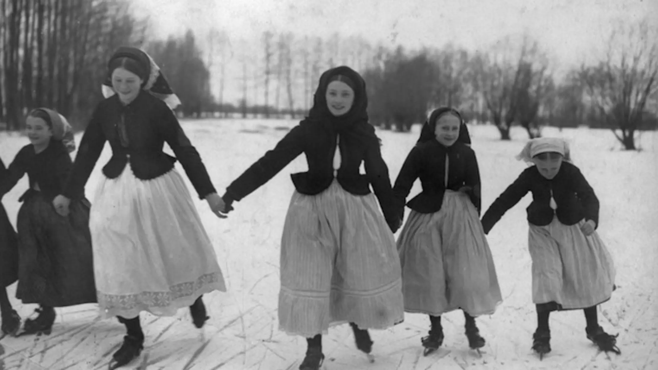 Så här njöt barn av snödagar för 100 år sedan