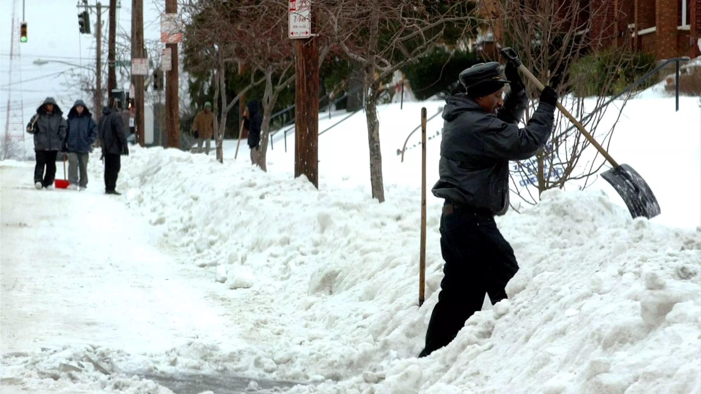 Devez-vous pelleter la neige de votre trottoir ?