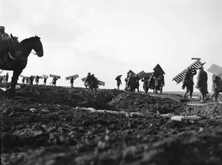 WWI סענטעניאַל: ערשטער פּאַסטשענדעעלע, רעגנבויגן דיוויזשאַן קראָסיז די אַטלאַנטיק 9151_2