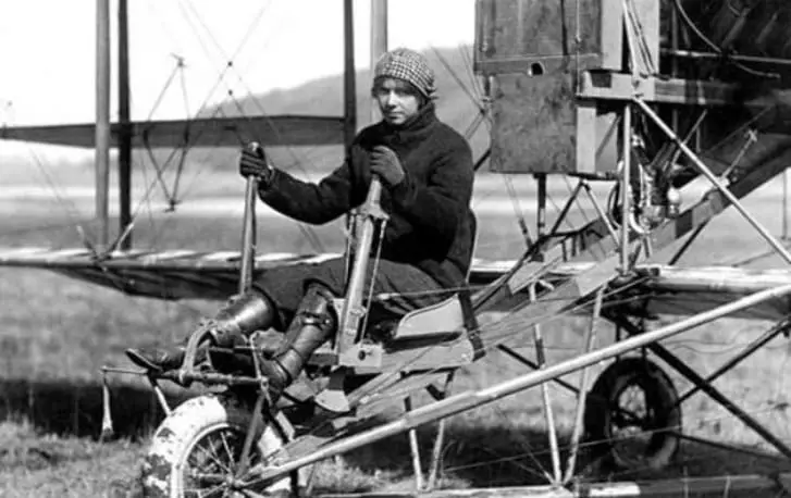 彼らの飛行機械のそれらの壮大な女性 9782_5